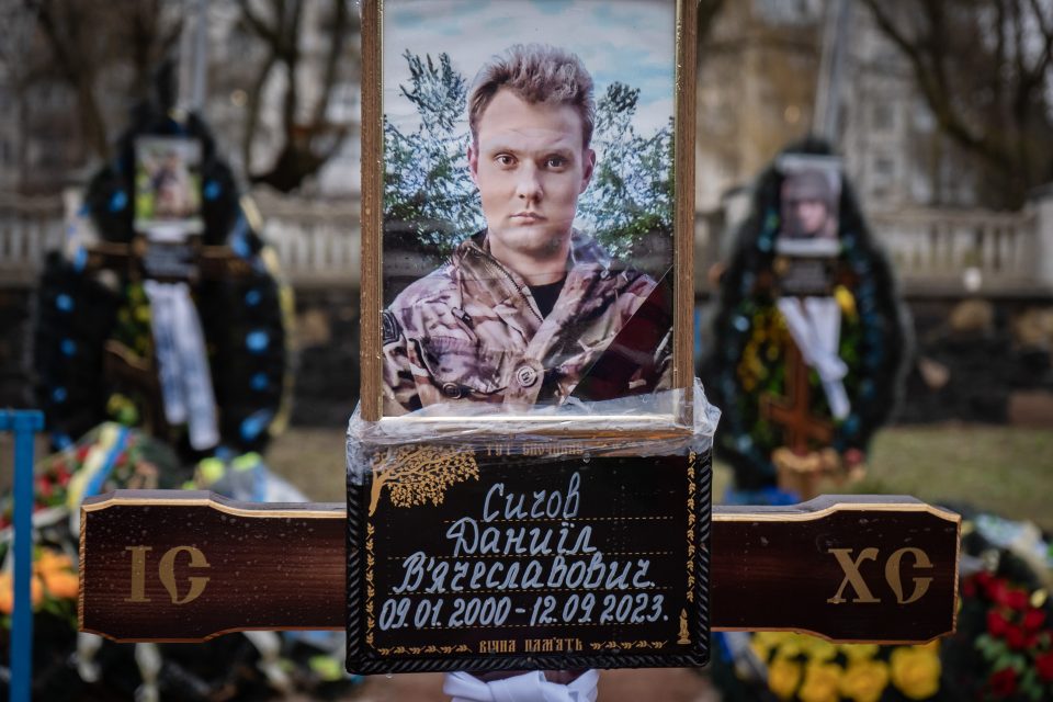 En souvenir du soldat, Danylo Sytchov, qui aide les autres même après ...